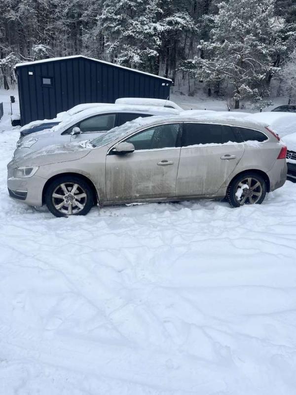 Yellow Volvo V60 2015 in Kaunas, with an engine capacity of 1.98 L and mileage of 217 thousand km for 7700 €, photo 1 on AUTOMOTO.COM.LV