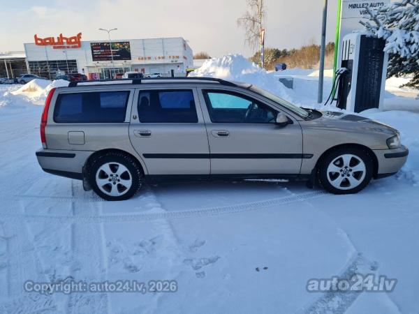 Beige Volvo V70 2001 in Tallinn, with an engine capacity of 2.40 L and mileage of 457 thousand km for 1200 €, photo 1 on AUTOMOTO.COM.LV