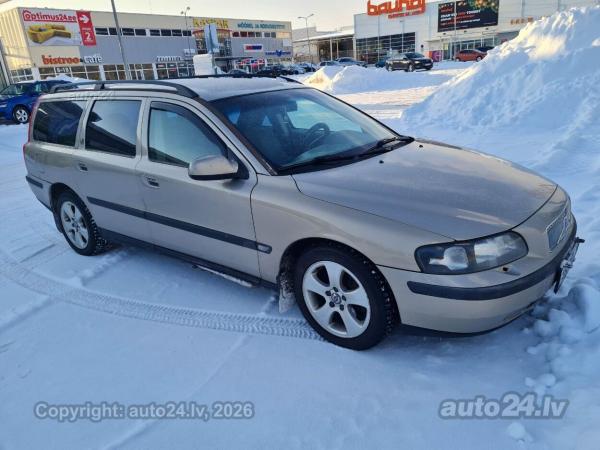 Beige Volvo V70 2001 in Tallinn, with an engine capacity of 2.40 L and mileage of 457 thousand km for 1200 €, photo 3 on AUTOMOTO.COM.LV
