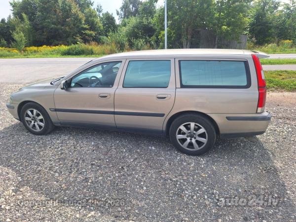 Smilšu krāsa Volvo V70 2002 Tallina, ar dzinēja tilpumu 2.40 L un nobraukumu 0 tūkst. km par 1450 €, foto 4 vietnē AUTOMOTO.COM.LV
