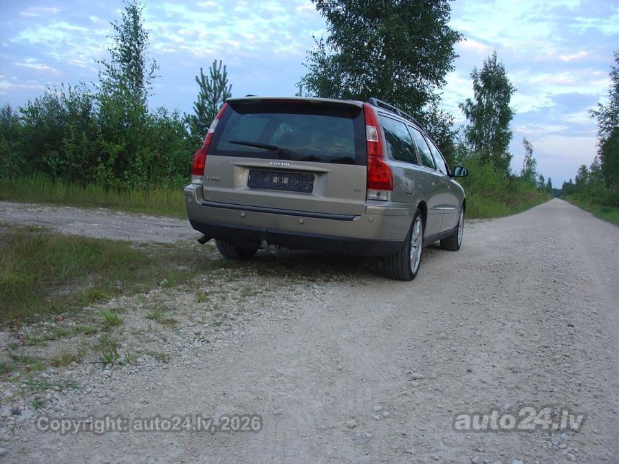 Smilšu krāsa Volvo V70 2004 Paide, ar dzinēja tilpumu 2.40 L un nobraukumu 440 tūkst. km par 3290 €, foto 5 vietnē AUTOMOTO.COM.LV