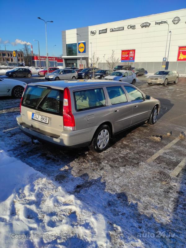 Beige Volvo V70 2005 in Tallinn, with an engine capacity of 2.40 L and mileage of 420 thousand km for 1999 €, photo 3 on AUTOMOTO.COM.LV