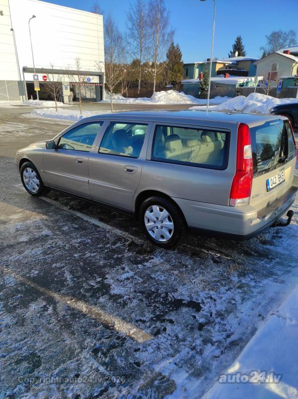 Beige Volvo V70 2005 in Tallinn, with an engine capacity of 2.40 L and mileage of 420 thousand km for 1999 €, photo 4 on AUTOMOTO.COM.LV
