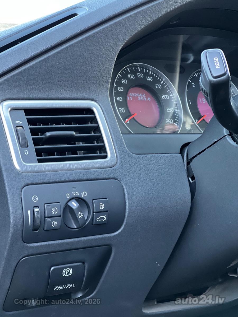 Smilšu krāsa Volvo V70 2010 Narva, ar dzinēja tilpumu 2.40 L un nobraukumu 430 tūkst. km par 3999 €, foto 24 vietnē AUTOMOTO.COM.LV