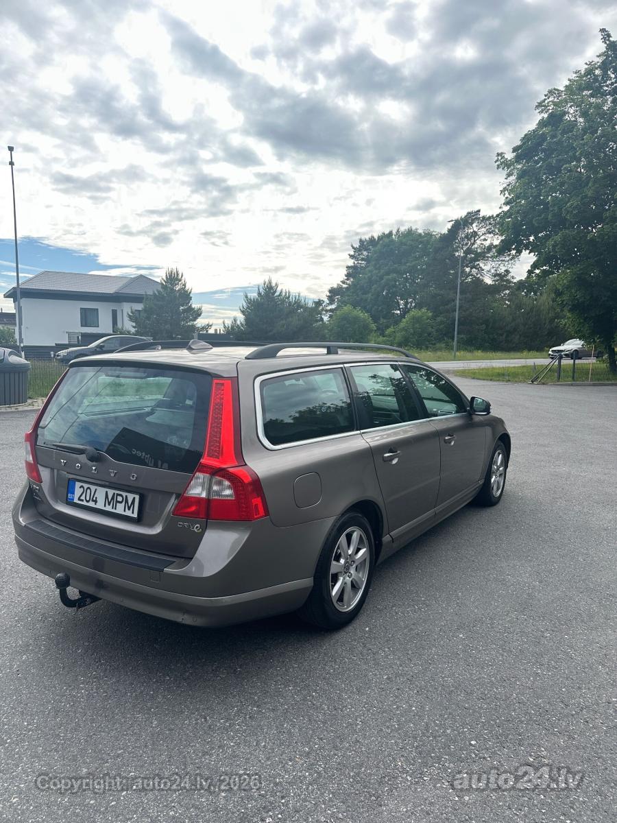Smilšu krāsa Volvo V70 2010 Tallina, ar dzinēja tilpumu 1.60 L un nobraukumu 253 tūkst. km par 5000 €, foto 4 vietnē AUTOMOTO.COM.LV