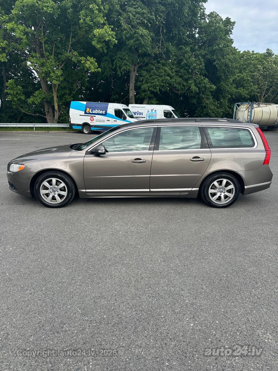 Smilšu krāsa Volvo V70 2010 Tallina, ar dzinēja tilpumu 1.60 L un nobraukumu 253 tūkst. km par 5000 €, foto 8 vietnē AUTOMOTO.COM.LV