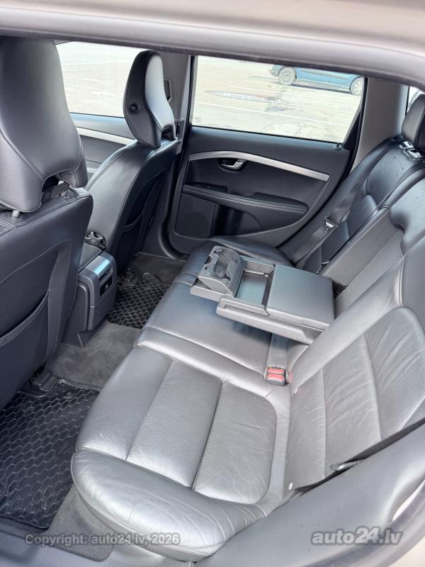 Beige Volvo V70 2013 in Tallinn, with an engine capacity of 1.60 L and mileage of 283 thousand km for 6900 €, photo 8 on AUTOMOTO.COM.LV