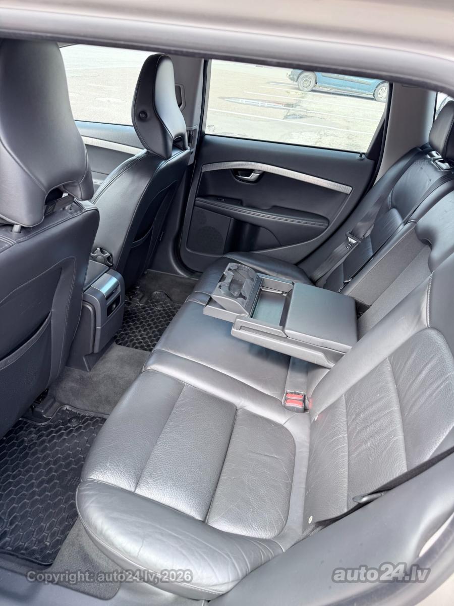 Beige Volvo V70 2013 in Tallinn, with an engine capacity of 1.60 L and mileage of 283 thousand km for 6900 €, photo 9 on AUTOMOTO.COM.LV