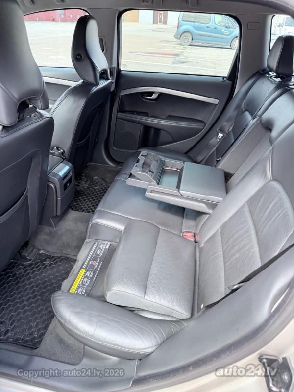 Beige Volvo V70 2013 in Tallinn, with an engine capacity of 1.60 L and mileage of 283 thousand km for 6900 €, photo 9 on AUTOMOTO.COM.LV