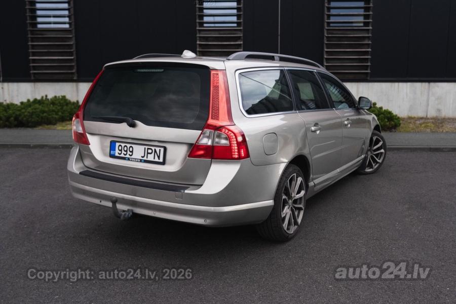 Smilšu krāsa Volvo V70 2013 Tallina, ar dzinēja tilpumu 1.60 L un nobraukumu 284 tūkst. km par 5990 €, foto 4 vietnē AUTOMOTO.COM.LV