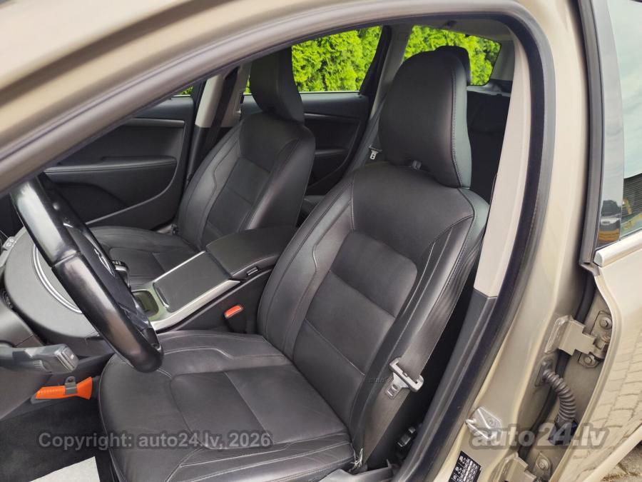 Smilšu krāsa Volvo V70 2015 Paide, ar dzinēja tilpumu 2.00 L un nobraukumu 288 tūkst. km par 7690 €, foto 19 vietnē AUTOMOTO.COM.LV