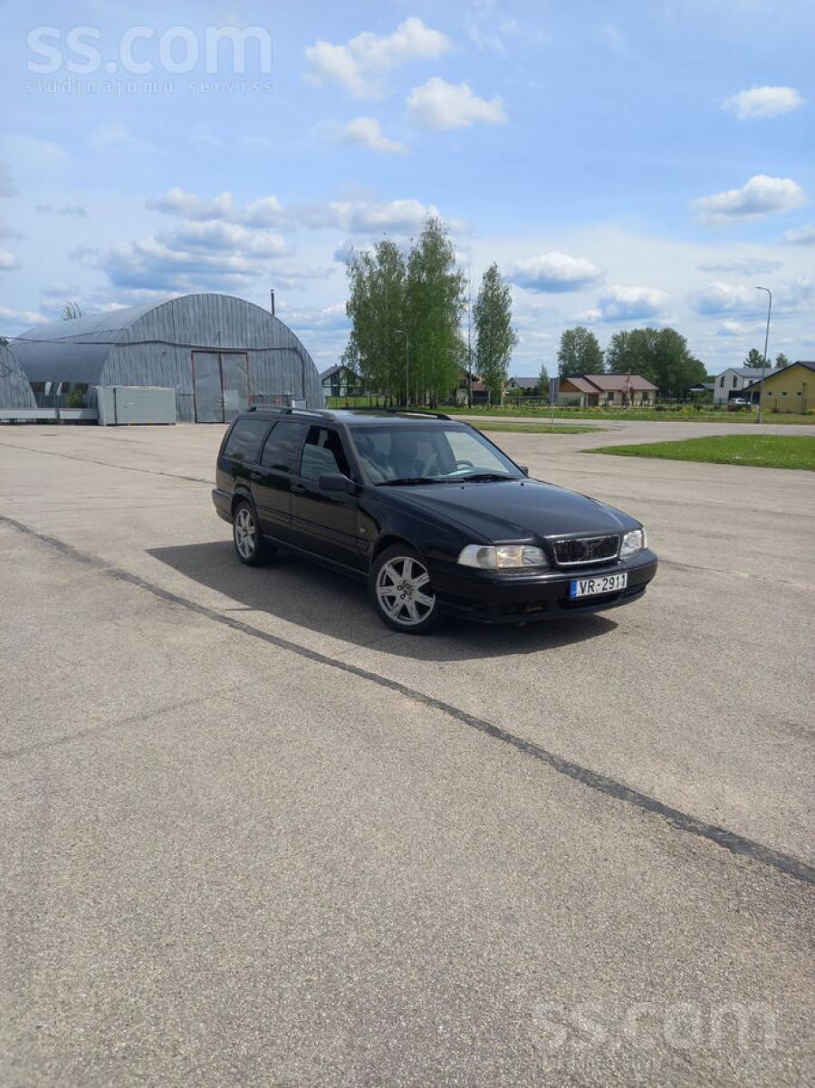 Melns Volvo V70 1999 Cēsis, ar dzinēja tilpumu 2.50 L un nobraukumu 456 tūkst. km par 1200 €, foto 4 vietnē AUTOMOTO.COM.LV