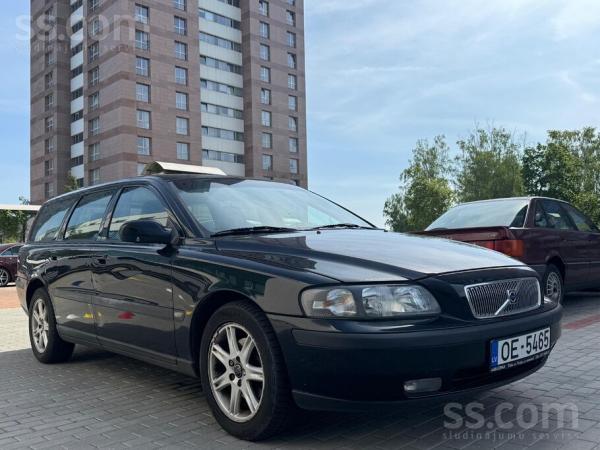 Black Volvo V70 2002 in Riga, with an engine capacity of 2.40 L and mileage of 0 thousand km for 2500 €, photo 1 on AUTOMOTO.COM.LV