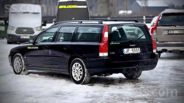 Black Volvo V70 2004 in Riga, with an engine capacity of 2.40 L and mileage of 285 thousand km for 996 €, photo 2 on AUTOMOTO.COM.LV