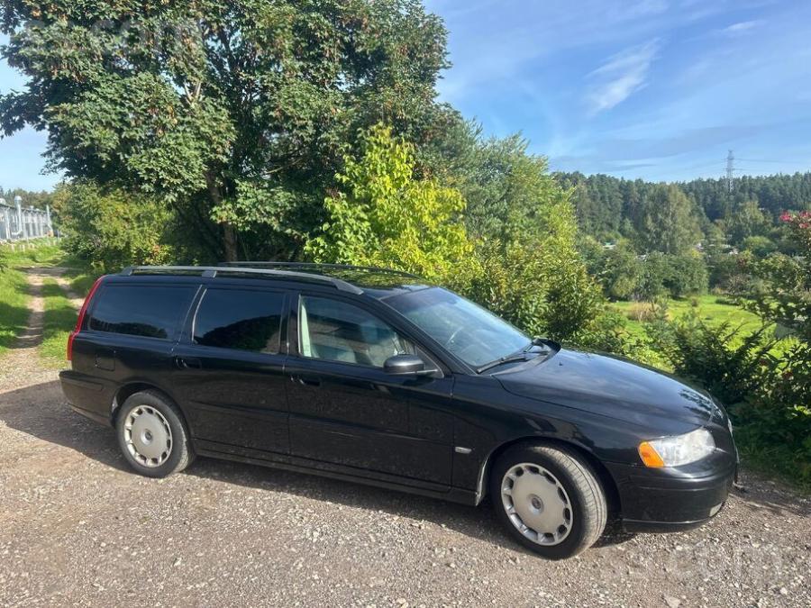 Melns Volvo V70 2004 Tukums, ar dzinēja tilpumu 2.40 L un nobraukumu 405 tūkst. km par 2399 €, foto 4 vietnē AUTOMOTO.COM.LV