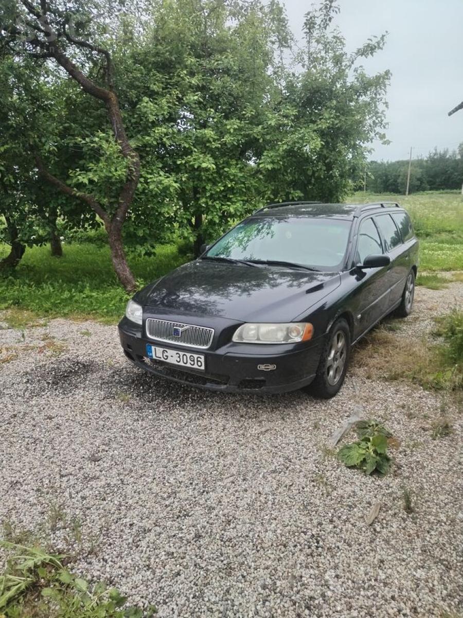 Black Volvo V70 2005 in Riga, with an engine capacity of 2.40 L and mileage of 39 thousand km for 1100 €, photo 3 on AUTOMOTO.COM.LV