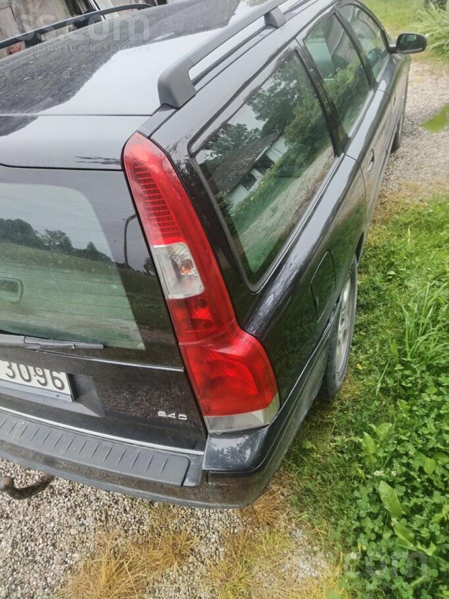 Black Volvo V70 2005 in Riga, with an engine capacity of 2.40 L and mileage of 39 thousand km for 1100 €, photo 4 on AUTOMOTO.COM.LV