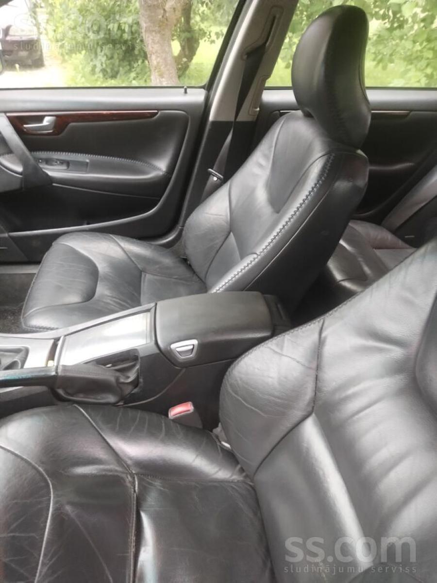 Black Volvo V70 2005 in Riga, with an engine capacity of 2.40 L and mileage of 39 thousand km for 1100 €, photo 5 on AUTOMOTO.COM.LV