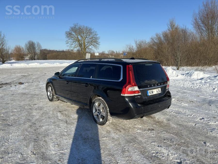 Black Volvo V70 2015 in Riga, with an engine capacity of 2.00 L and mileage of 379 thousand km for 7500 €, photo 4 on AUTOMOTO.COM.LV