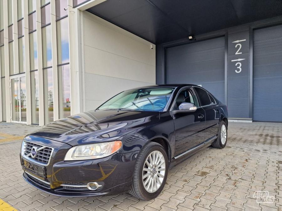 Black Volvo V70 2011 in Vilnius, with an engine capacity of 2.00 L and mileage of 240 thousand km for 5950 €, photo 4 on AUTOMOTO.COM.LV