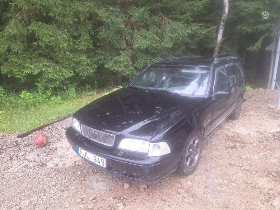 Black Volvo V70 1997 in Vilnius, with an engine capacity of 2.50 L and mileage of 580 thousand km for 550 €, photo 1 on AUTOMOTO.COM.LV
