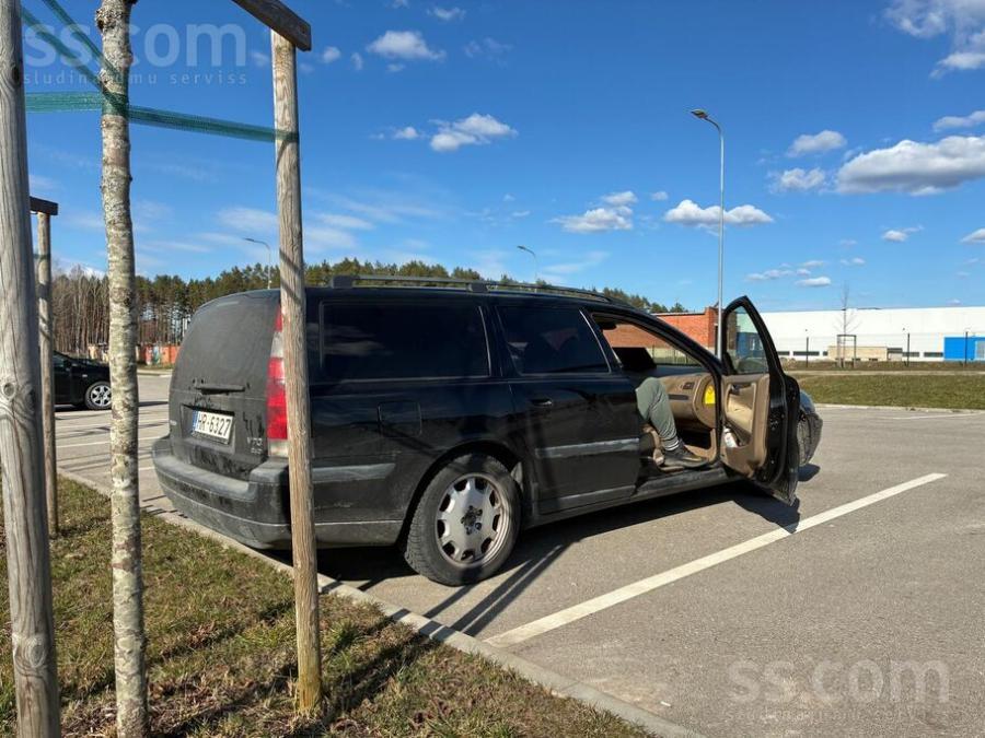 Melns Volvo V70 1998 Valmiera, ar dzinēja tilpumu 2.40 L un nobraukumu 59 tūkst. km par 500 €, foto 5 vietnē AUTOMOTO.COM.LV