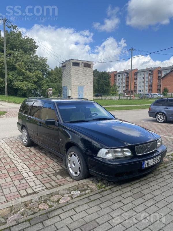Черный Вольво В70 1998 в Айзкраукле, объемом двигателя 2.50 л и пробегом 267 тыс. км за 1300 €, фото 1 на AUTOMOTO.COM.LV