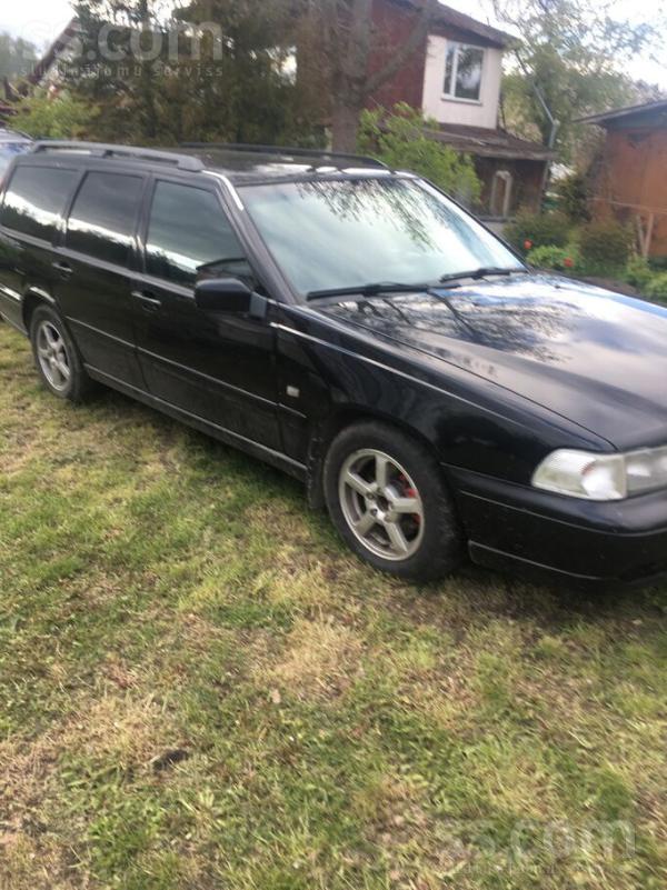 Black Volvo V70 1999 in Jelgava, with an engine capacity of 2.50 L and mileage of 309 thousand km for 1450 €, photo 2 on AUTOMOTO.COM.LV