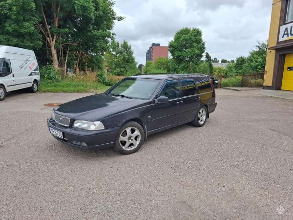 Melns Volvo V70 1999 Klaipėda, ar dzinēja tilpumu 2.40 L un nobraukumu 324 tūkst. km par 950 €, foto 1 vietnē AUTOMOTO.COM.LV