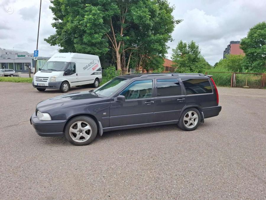 Melns Volvo V70 1999 Klaipėda, ar dzinēja tilpumu 2.40 L un nobraukumu 324 tūkst. km par 950 €, foto 3 vietnē AUTOMOTO.COM.LV
