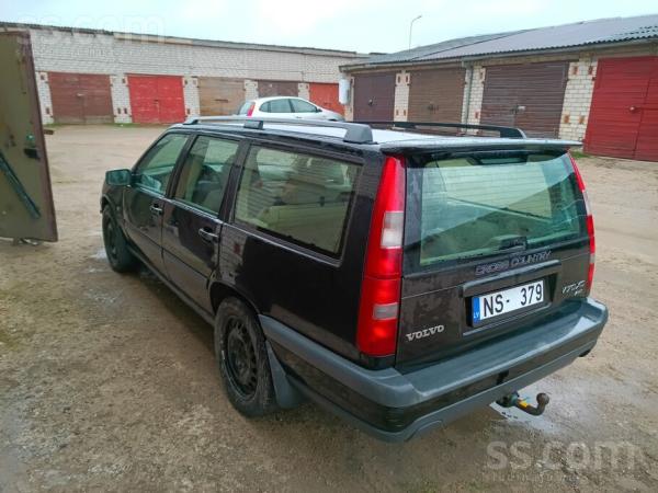 Black Volvo V70 1999 in Kuldiga, with an engine capacity of 2.40 L and mileage of 248 thousand km for 1600 €, photo 1 on AUTOMOTO.COM.LV