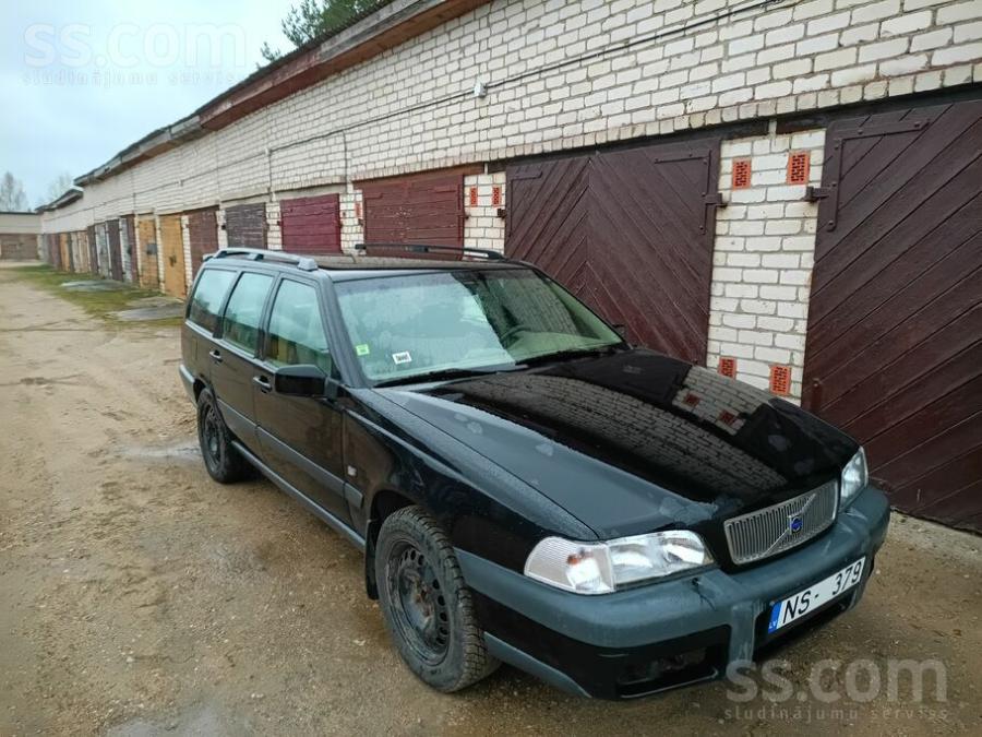 Black Volvo V70 1999 in Kuldiga, with an engine capacity of 2.40 L and mileage of 248 thousand km for 1600 €, photo 4 on AUTOMOTO.COM.LV