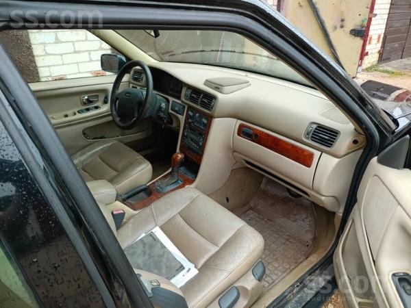 Black Volvo V70 1999 in Kuldiga, with an engine capacity of 2.40 L and mileage of 248 thousand km for 1600 €, photo 4 on AUTOMOTO.COM.LV