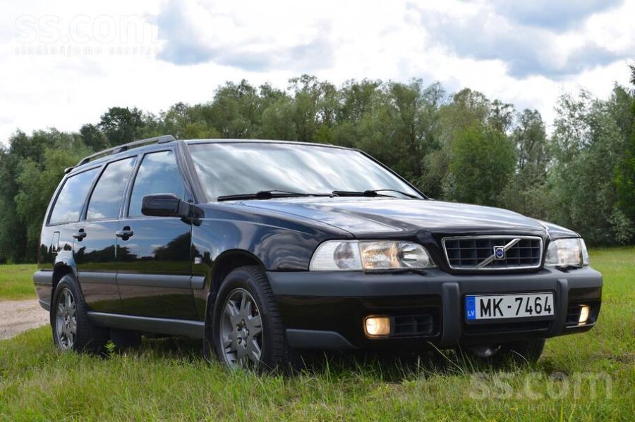 Melns Volvo V70 1999 Rīga, ar dzinēja tilpumu 2.50 L un nobraukumu 260 tūkst. km par 4200 €, foto 1 vietnē AUTOMOTO.COM.LV