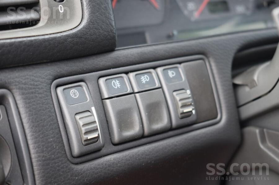 Melns Volvo V70 1999 Rīga, ar dzinēja tilpumu 2.50 L un nobraukumu 260 tūkst. km par 4200 €, foto 11 vietnē AUTOMOTO.COM.LV