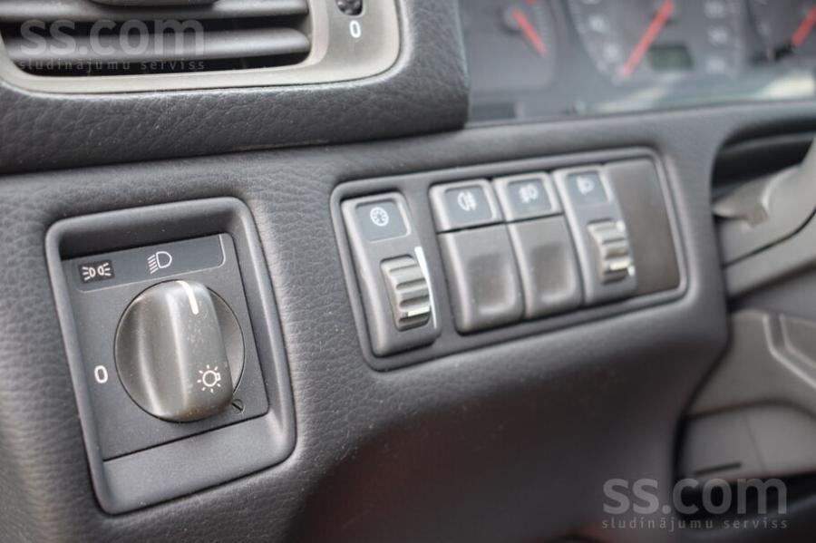 Melns Volvo V70 1999 Rīga, ar dzinēja tilpumu 2.50 L un nobraukumu 260 tūkst. km par 4200 €, foto 12 vietnē AUTOMOTO.COM.LV