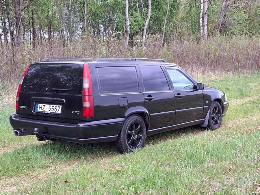 Black Volvo V70 1999 in Riga, with an engine capacity of 2.50 L and mileage of 433 thousand km for 2000 €, photo 1 on AUTOMOTO.COM.LV