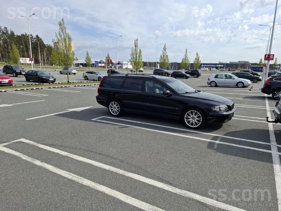 Melns Volvo V70 2000 Rīga, ar dzinēja tilpumu 2.30 L un nobraukumu 296 tūkst. km par 2500 €, foto 1 vietnē AUTOMOTO.COM.LV