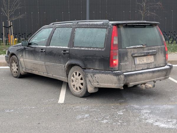 Black Volvo V70 2000 in Tallinn, with an engine capacity of 0.00 L and mileage of 451 thousand km for 699 €, photo 3 on AUTOMOTO.COM.LV