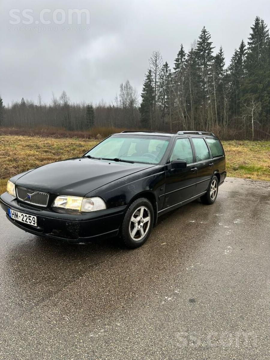 Black Volvo V70 2000 in Preili, with an engine capacity of 2.50 L and mileage of 430 thousand km for 1100 €, photo 1 on AUTOMOTO.COM.LV