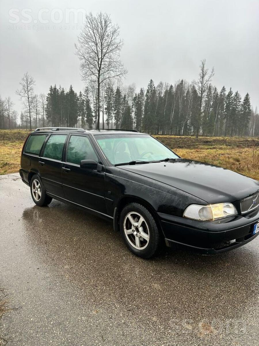 Black Volvo V70 2000 in Preili, with an engine capacity of 2.50 L and mileage of 430 thousand km for 1100 €, photo 2 on AUTOMOTO.COM.LV