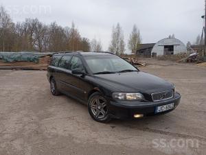 Melns Volvo V70 2000 Madona, ar dzinēja tilpumu 2.50 L un nobraukumu 393 tūkst. km par 800 €, foto  vietnē AUTOMOTO.COM.LV