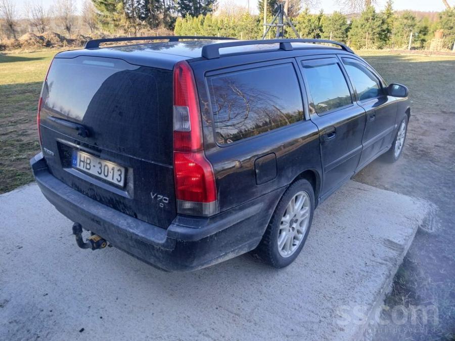 Melns Volvo V70 2000 Ogre, ar dzinēja tilpumu 2.50 L un nobraukumu 380 tūkst. km par 1100 €, foto 4 vietnē AUTOMOTO.COM.LV