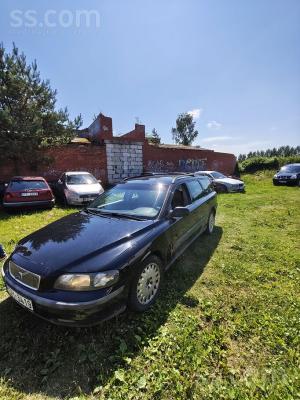 Melns Volvo V70 2000 Rīga, ar dzinēja tilpumu 2.40 L un nobraukumu 380 tūkst. km par 850 €, foto  vietnē AUTOMOTO.COM.LV