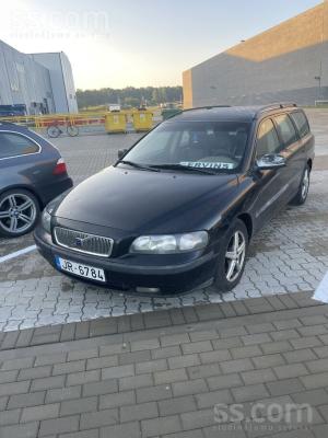 Melns Volvo V70 2000 Jelgava, ar dzinēja tilpumu 2.50 L un nobraukumu 380 tūkst. km par 900 €, foto  vietnē AUTOMOTO.COM.LV