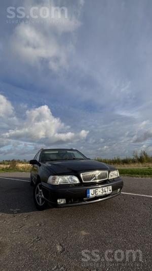 Black Volvo V70 2000 in Bauska, with an engine capacity of 2.40 L and mileage of 300 thousand km for 2350 €, photo  on AUTOMOTO.COM.LV