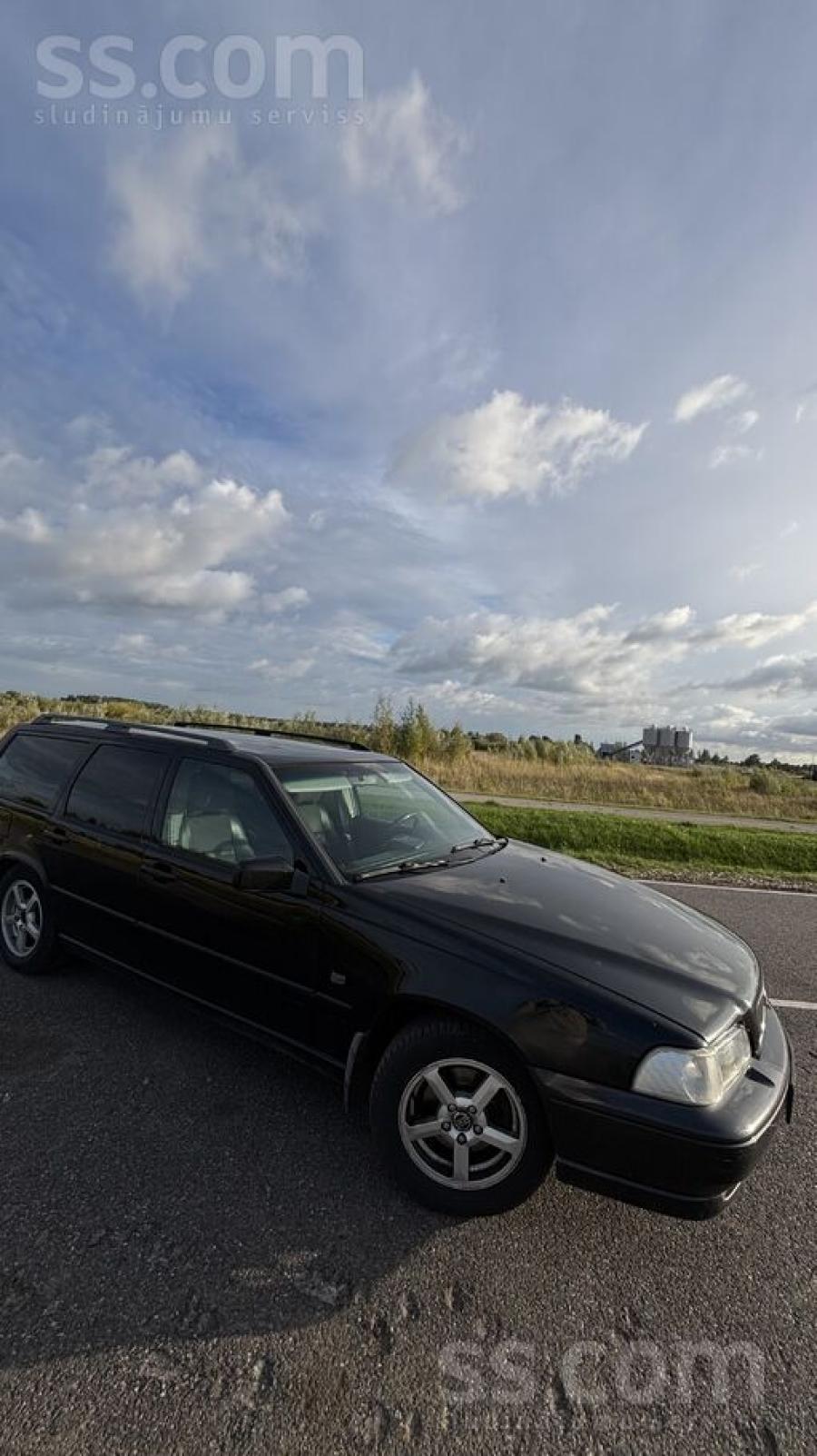 Black Volvo V70 2000 in Bauska, with an engine capacity of 2.40 L and mileage of 300 thousand km for 2350 €, photo 4 on AUTOMOTO.COM.LV