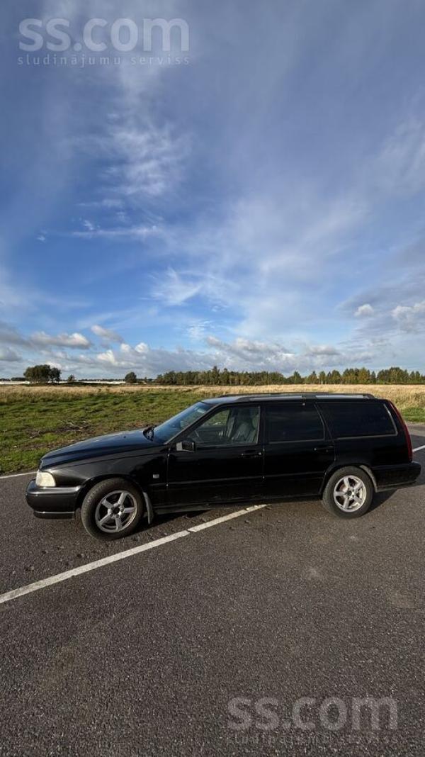 Black Volvo V70 2000 in Bauska, with an engine capacity of 2.40 L and mileage of 300 thousand km for 2350 €, photo 5 on AUTOMOTO.COM.LV