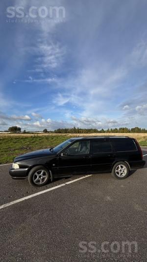 Black Volvo V70 2000 in Bauska, with an engine capacity of 2.40 L and mileage of 300 thousand km for 2350 €, photo 5 on AUTOMOTO.COM.LV