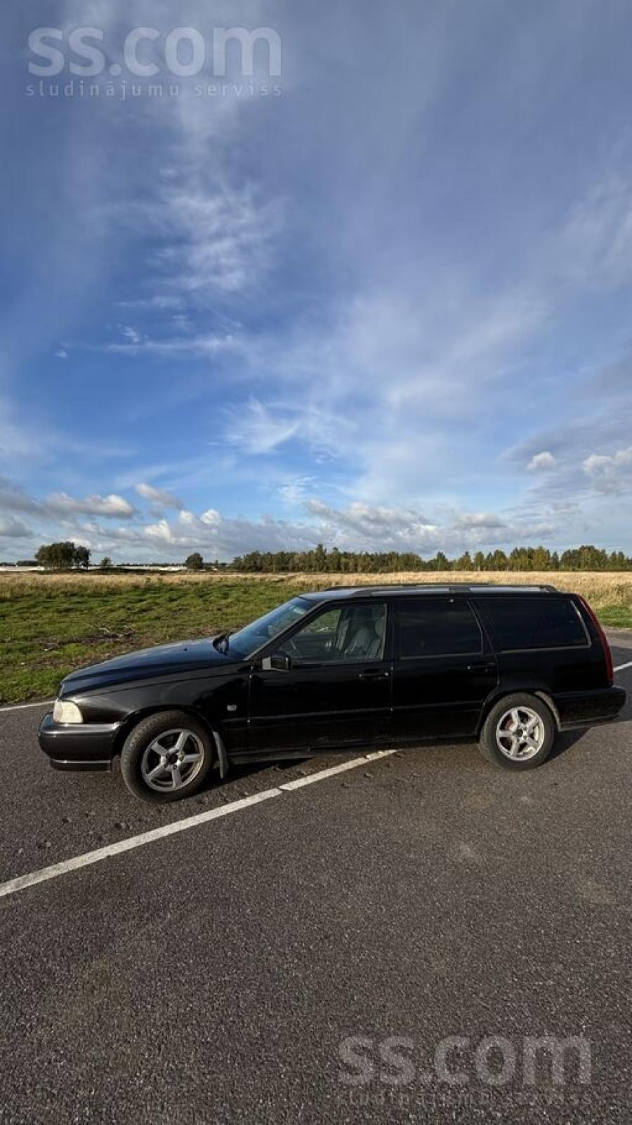 Black Volvo V70 2000 in Bauska, with an engine capacity of 2.40 L and mileage of 300 thousand km for 2350 €, photo 5 on AUTOMOTO.COM.LV